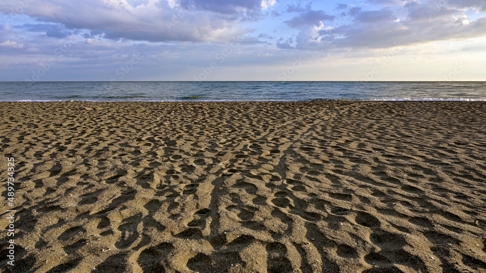 Foto de Coastal view with empty beach, with sand showing many beach ...