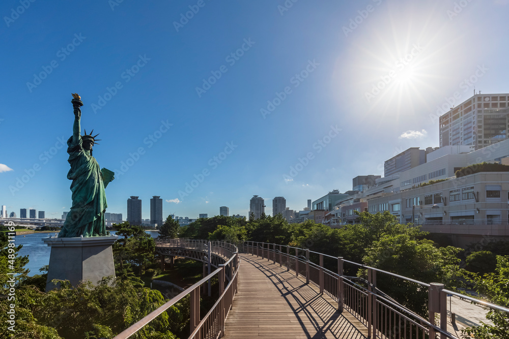 Japan, Kanto Region, Tokyo, Sun shining over empty boardwalk and ...