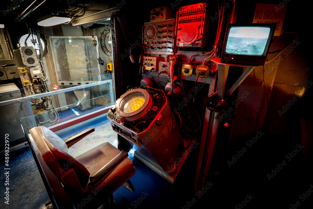 Foto de View of the working station of the PAR approach controller ...