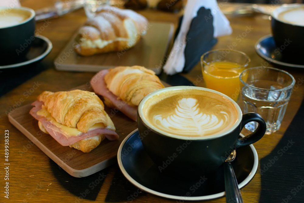 Desayuno o merienda completa con café con leche, mafaldas y jugo de ...