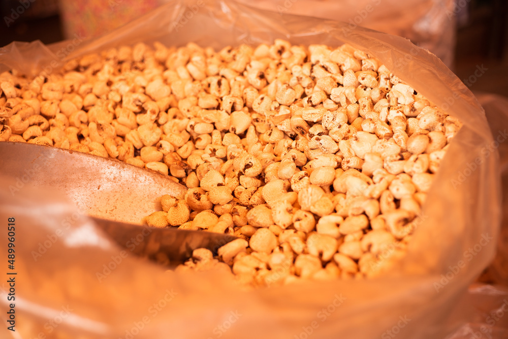 Canchita artesanal con azúcar, típica de los andes de Sudamérica foto ...