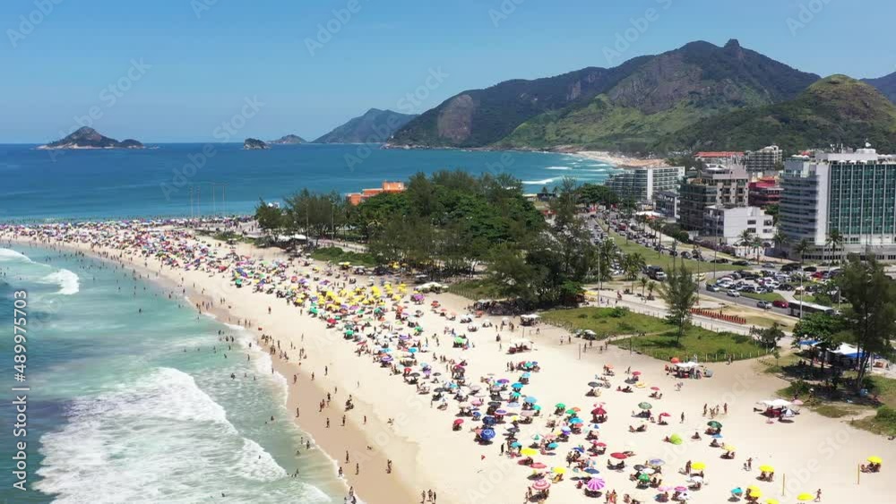 Sobrevôo com vista aérea da praia do Recreio, no Rio de Janeiro ...
