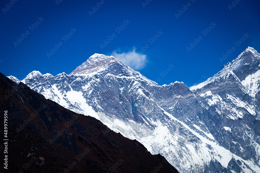 Snow covered Mount Everest captured during Everest Base Camp Trek Stock ...