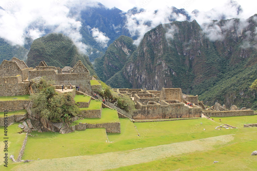Foto de colinas con niebla en Terrazas machu picchu, las 7 maravillas ...