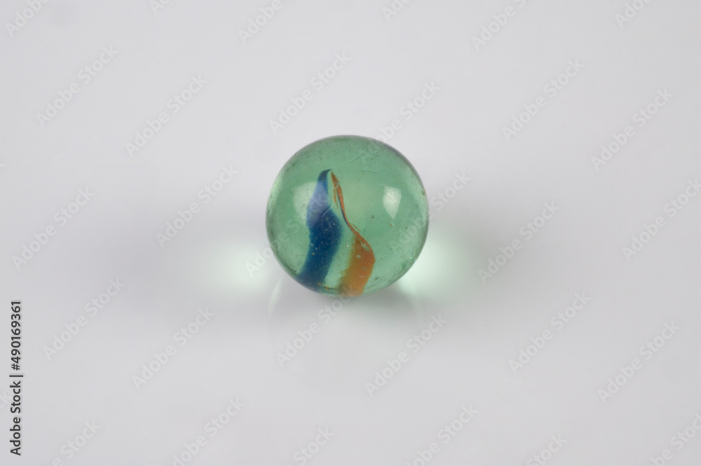 Canica sobre fondo blanco sola Stock Photo | Adobe Stock