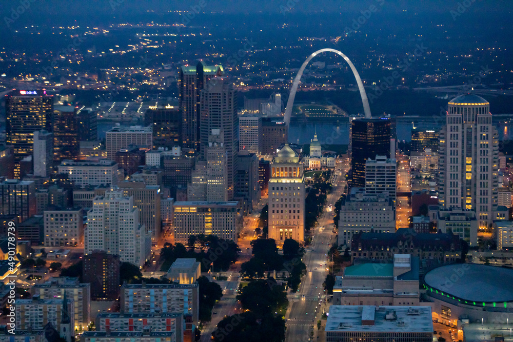 Night scenery of St. Louis Missouri Gateway Arch Skyline in Washington ...
