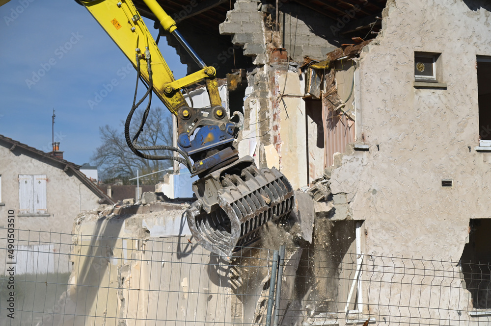 Foto de chantier de démolition d'un bâtiment d'habitation vétuste do ...