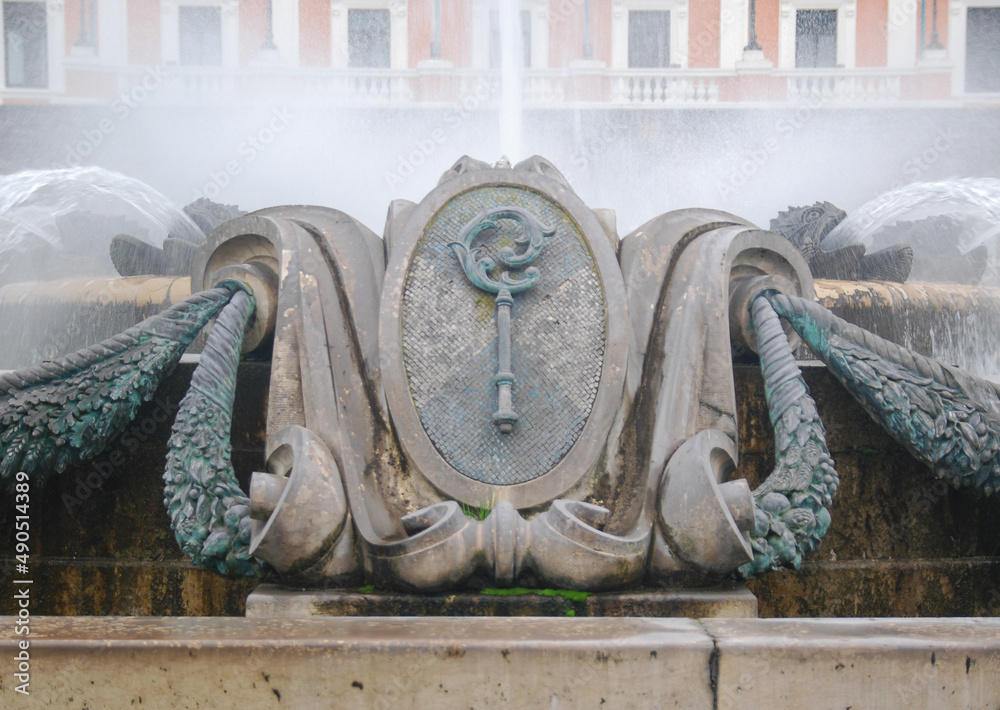 Bari, Fontana stazione centrale piazza Moro, simbolo bastone, Stemma di ...