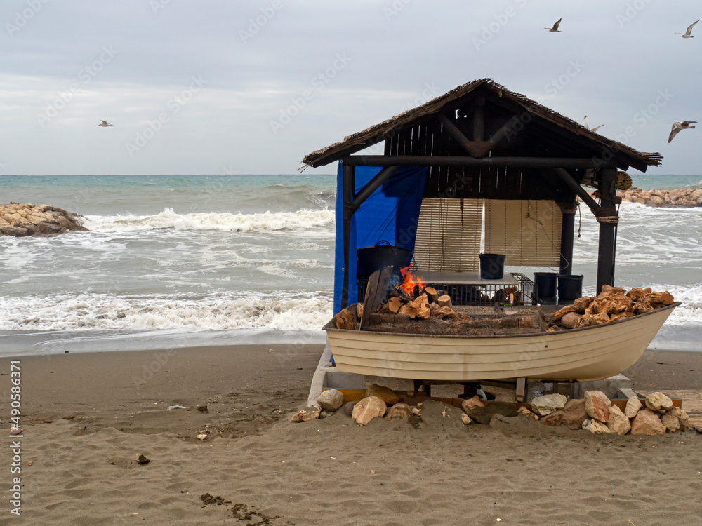 Barca para hacer espetos en la playa / Boat to make skewers on the ...