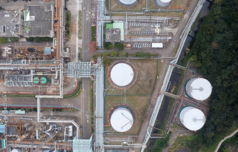 Top down view of the an oil refinery plant with far-flung pipelines and ...