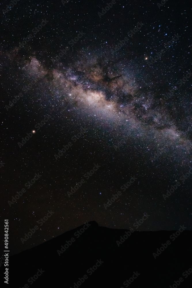 Foto Stock Amazing night scenery with beautiful milky way on the sky ...