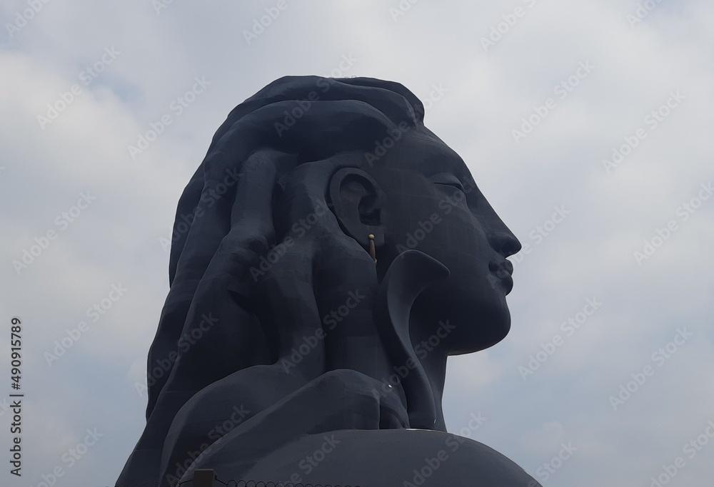 Foto de Side view of adiyogi shiva with blue sky background. do Stock ...
