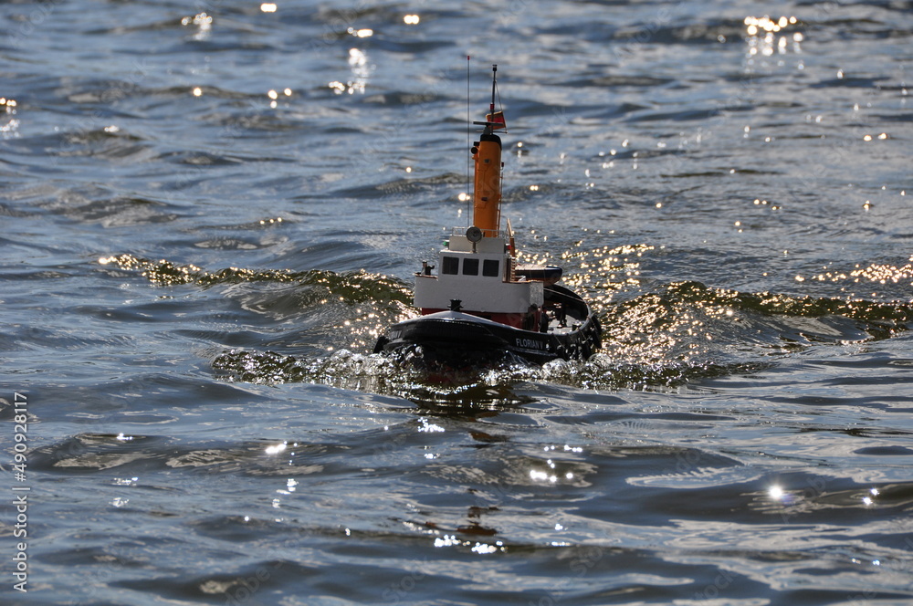 ferngesteuertes RC-Modell eines Hafenschleppers aus Hamburg, Modellbau ...