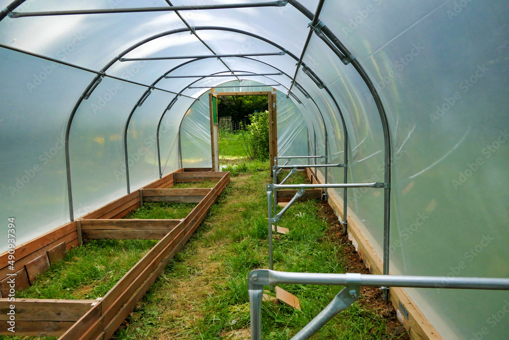 Polytunnel under construction - Staging supports connected polytonal ...