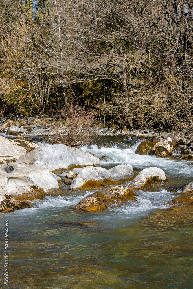 Waters of the Salazar river as it passes through the valley foto de ...