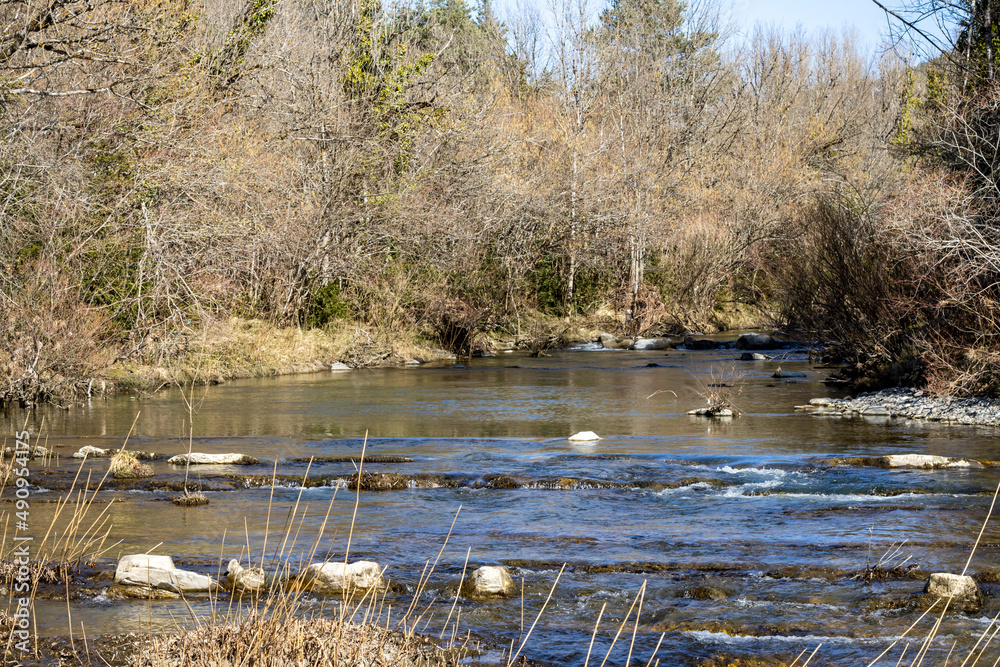 Foto de Waters of the Salazar river as it passes through the valley do ...