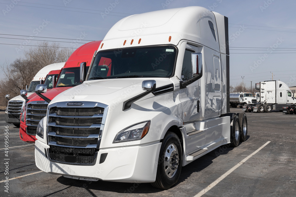 Foto de Freightliner Semi Tractor Trailer Truck display at a dealership ...