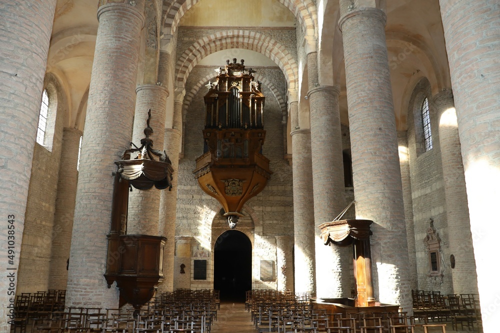 Fotka „L'abbaye Saint Philibert, ancien monastère de style roman ... Fotka „L'abbaye Saint Philibert, ancien monastère de style roman ...