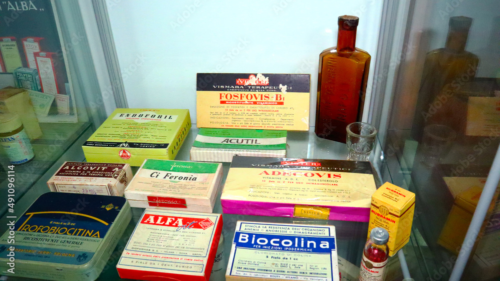 Vintage old Medicines display between 1940 and 1960s Stock Photo ...