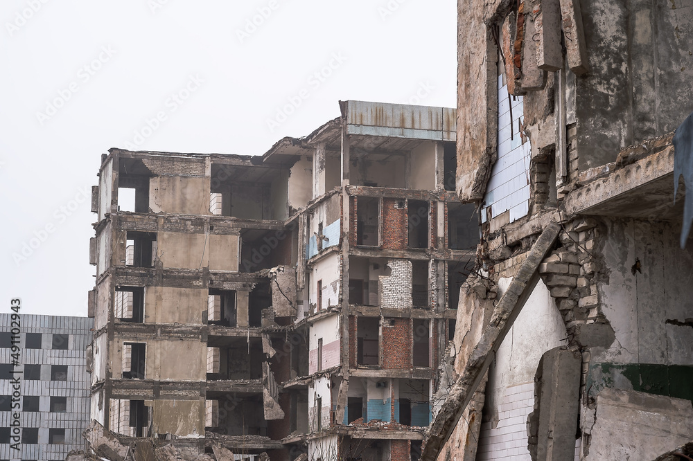 Foto de A row of destroyed buildings in close-up against the gray sky ...