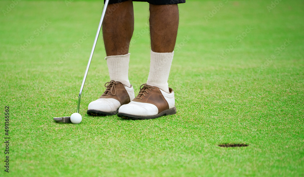 Foto de Golfer putting golf ball on the green golf, lens flare on sun ...