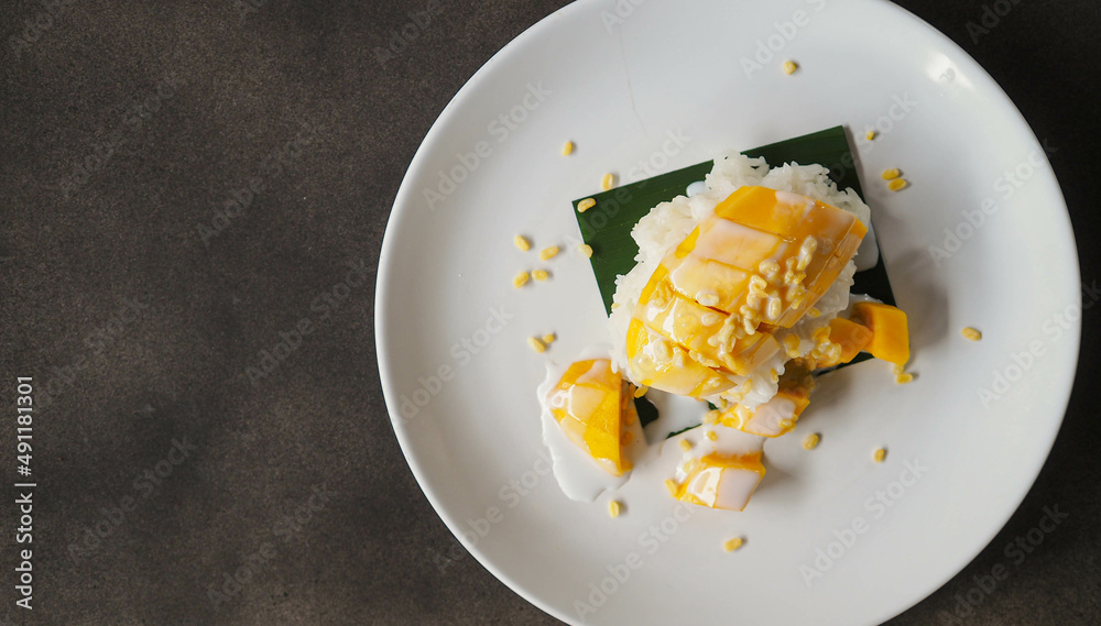 Ripe Mango Sticky Rice with Coconut Milk Authentic Thai desserts, Thai ...