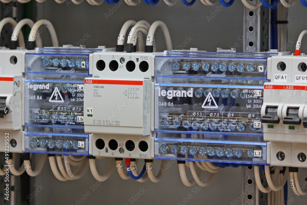 Connecting the ABB contactor and the Legrand cross module with mounting ...