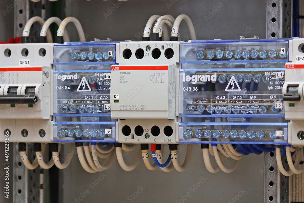 Foto de Connecting the ABB contactor and the Legrand cross module with ...