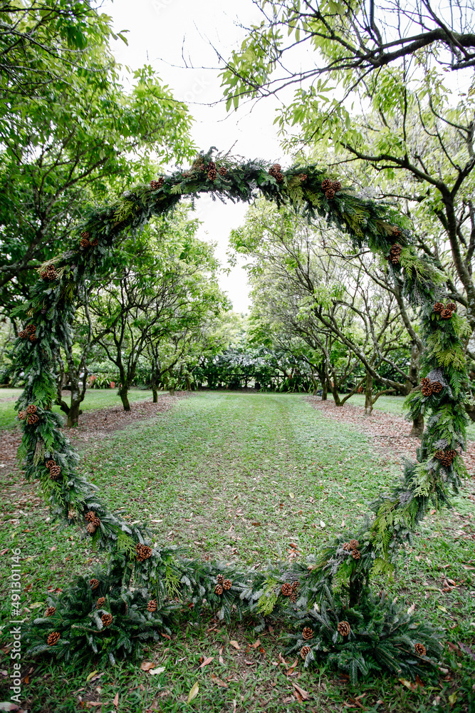 Round flower arch Circle wedding ceremony arch Wedding ceremony aisle ...
