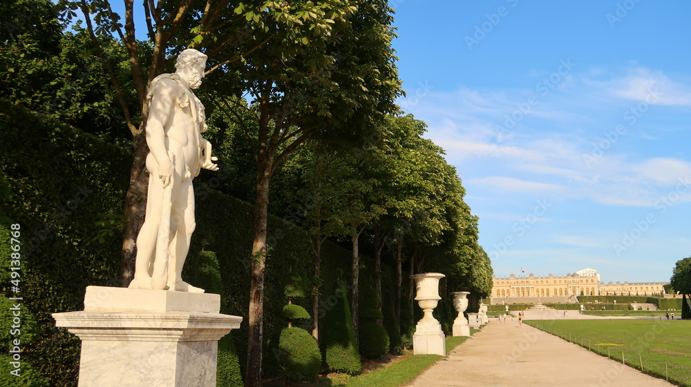 Statue d’homme nu dans l'Allée royale ("Tapis vert") des jardins du ...