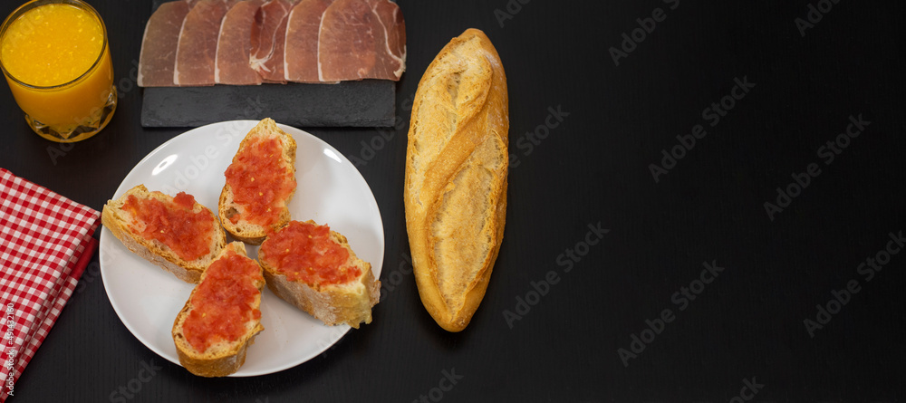 Tostadas con tomate natural, tapa de jamón ibérico, y zumo de naranja ...
