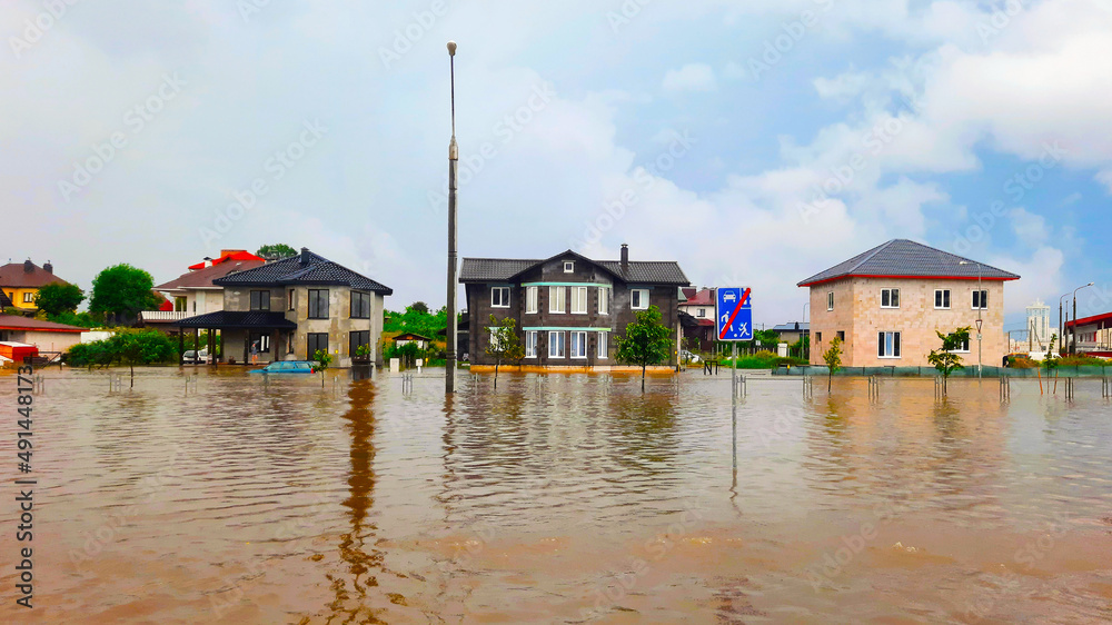 Foto de Extreme heavy rain storm weather. Flooded streets of the ...
