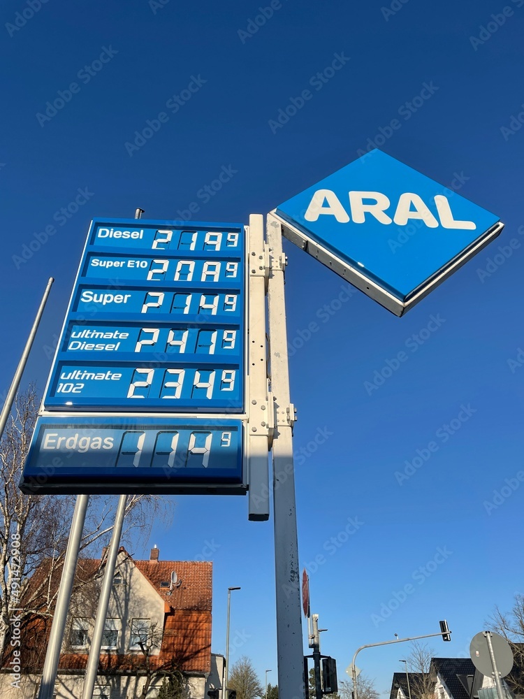 Foto de spritpreis anzeige an einer aral tankstelle do Stock | Adobe Stock