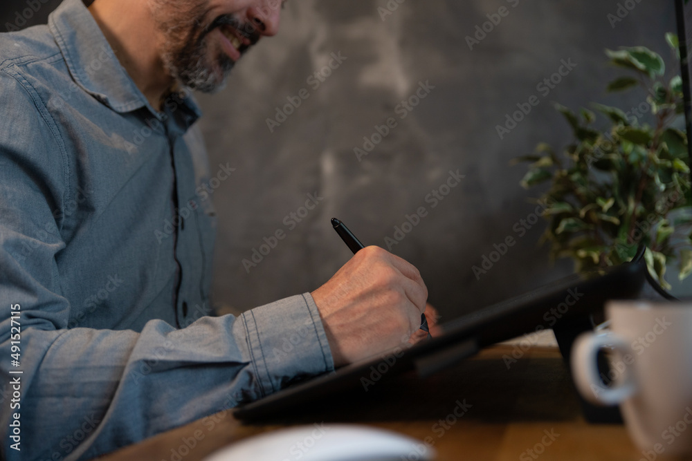 info graphiste, dessinateur ou employé de bureau souriant utilisant une ...