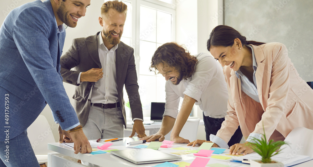 Photo & Art Print Happy business team having fun in work meeting ...