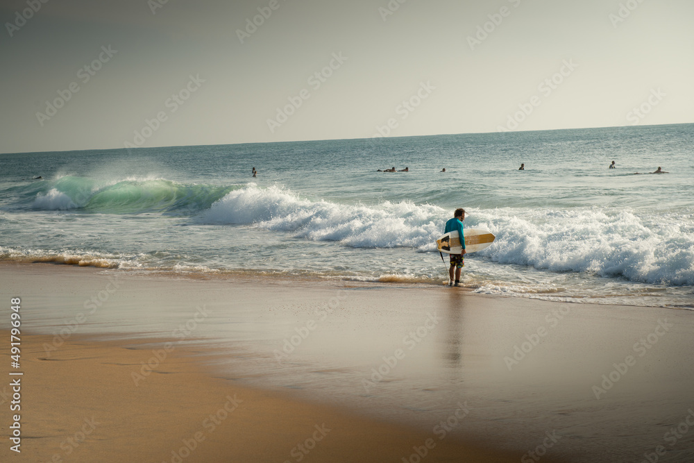 Surfeur sur magnifique plage vierge du sud du Sri Lanka au sable doré ...