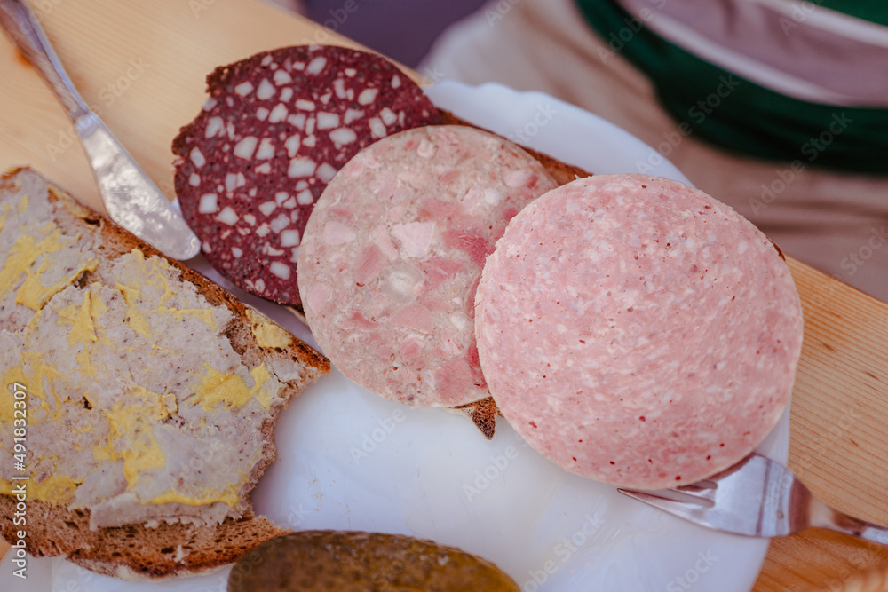 Wurstbrot mit Leberwurst, Blutwurst, Bratwurst und Schwartenmagen Stock ...