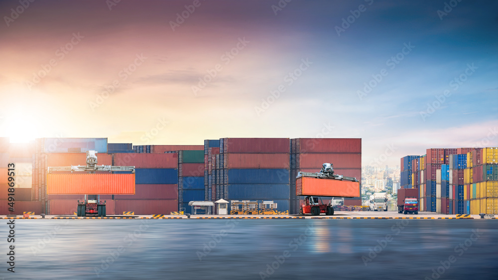 Foto de Global business logistics import export and Container handler ...