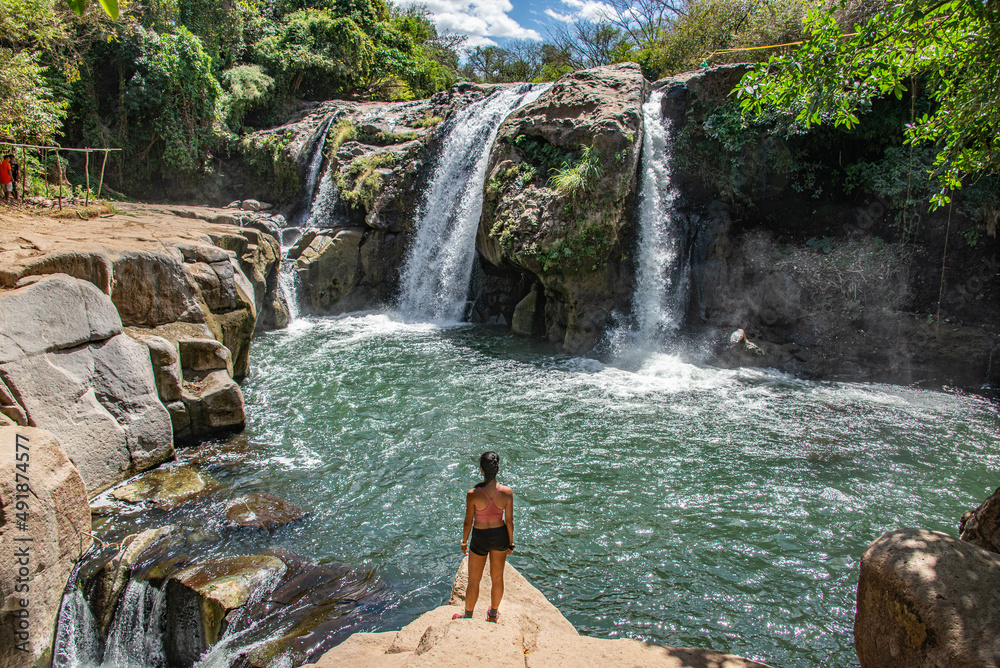 Foto de Tourist enjoying the hot spring waterfall of El Salto de ...