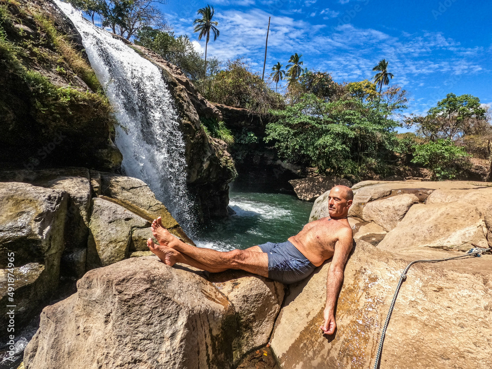 Foto de Tourist enjoying the beautiful hot spring waterfall of El Salto ...