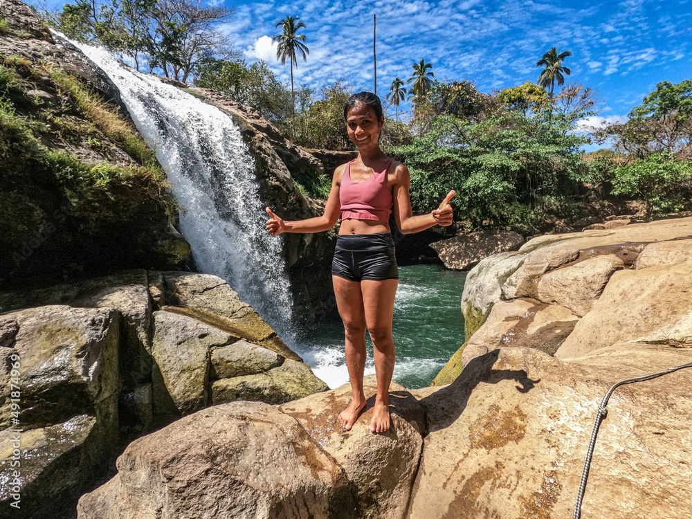 Foto de Tourist enjoying the beautiful hot spring waterfall of El Salto ...