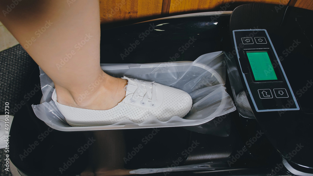 Foto de Automatic Thermal Shrinkable Shoe Cover Laminating Machine ...