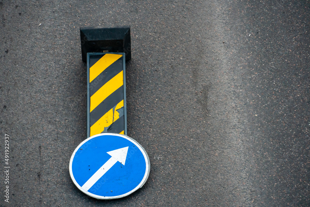 Foto de A road sign indicating the separation of traffic flows is ...