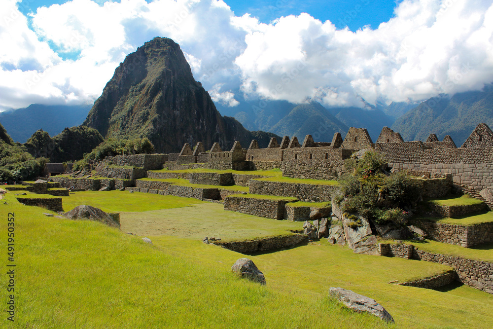 Ruinas de Machu Picchu e ao fundo o monte Huayna Picchu Stock Photo ...