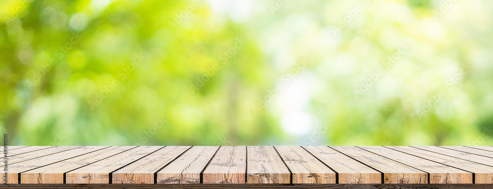 Empty wooden table with garden bokeh for a catering or food background ...