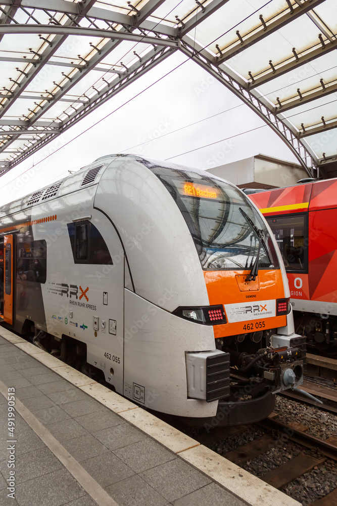 Rhein Ruhr Xpress RRX train Siemens Desiro HC type at Cologne Köln main ...