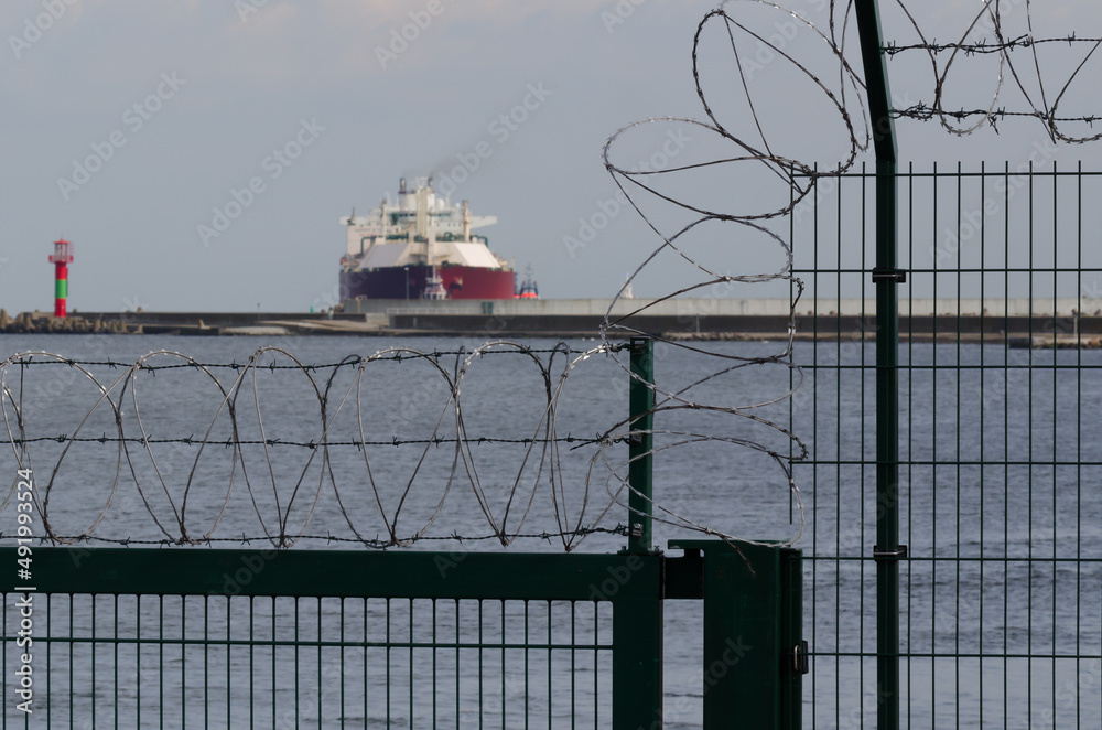 PROTECTING SITE - Separating seaport with fence and razor wire Stock ...