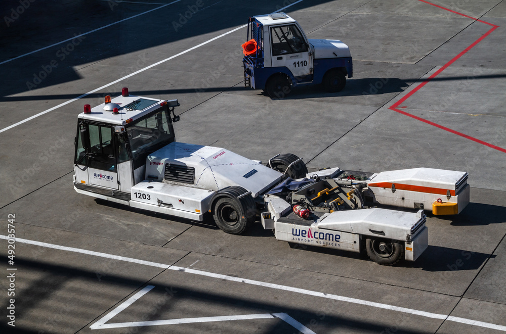 Douglas towbarless pushback tractor. Ground Handling Equipment at ...