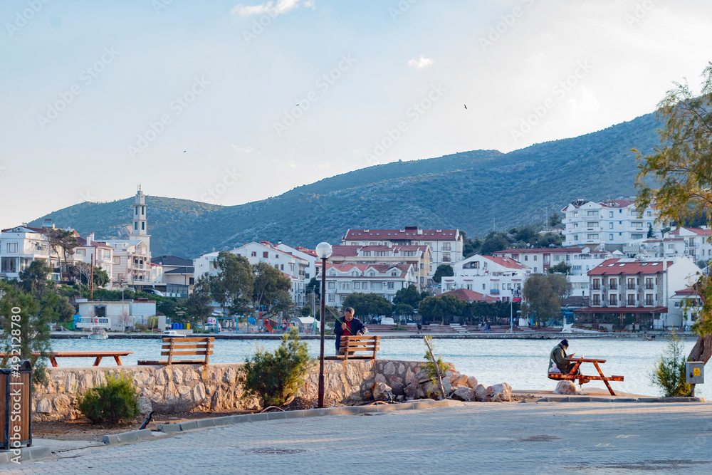 Foto Stock Datca, Turkey 03.03. 2022: Old, forlorn man sits on a bench ...