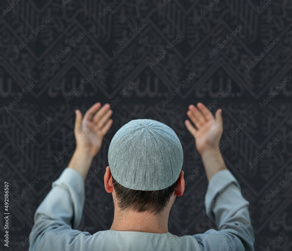 Muslim pilgrims in white traditional clothes, praying at Kaaba in ...